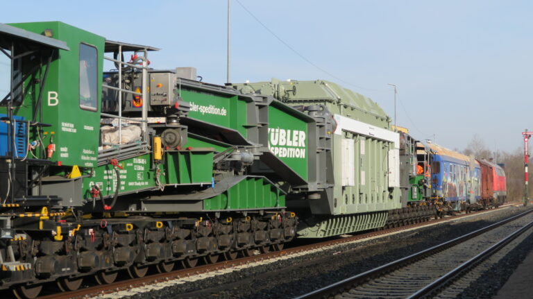 Schwertransporte auf der Schiene mit eigenen Bahnwaggon